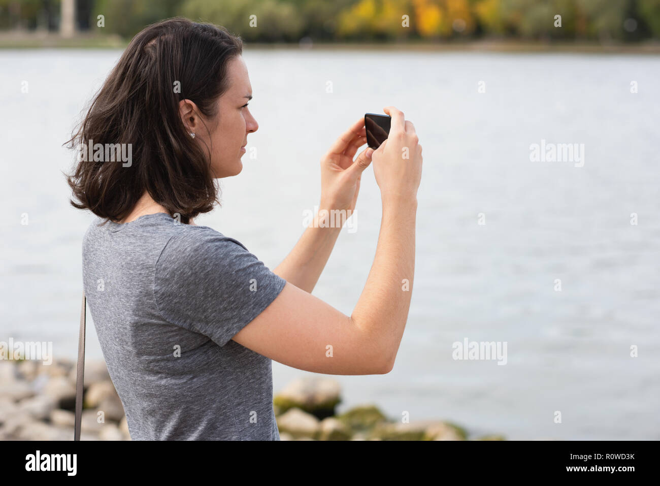 Woman clicking photos mobile phone hi-res stock photography and images ...