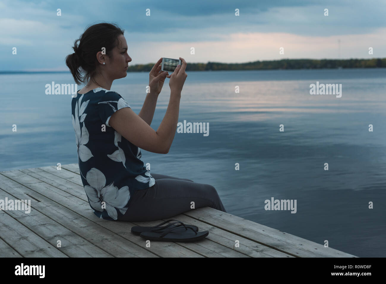 Woman clicking photos mobile phone hi-res stock photography and images ...