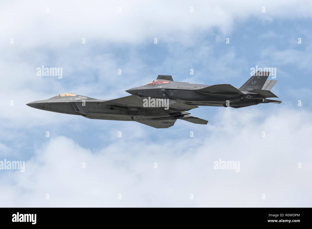 Lockheed f35 flying hi-res stock photography and images - Alamy