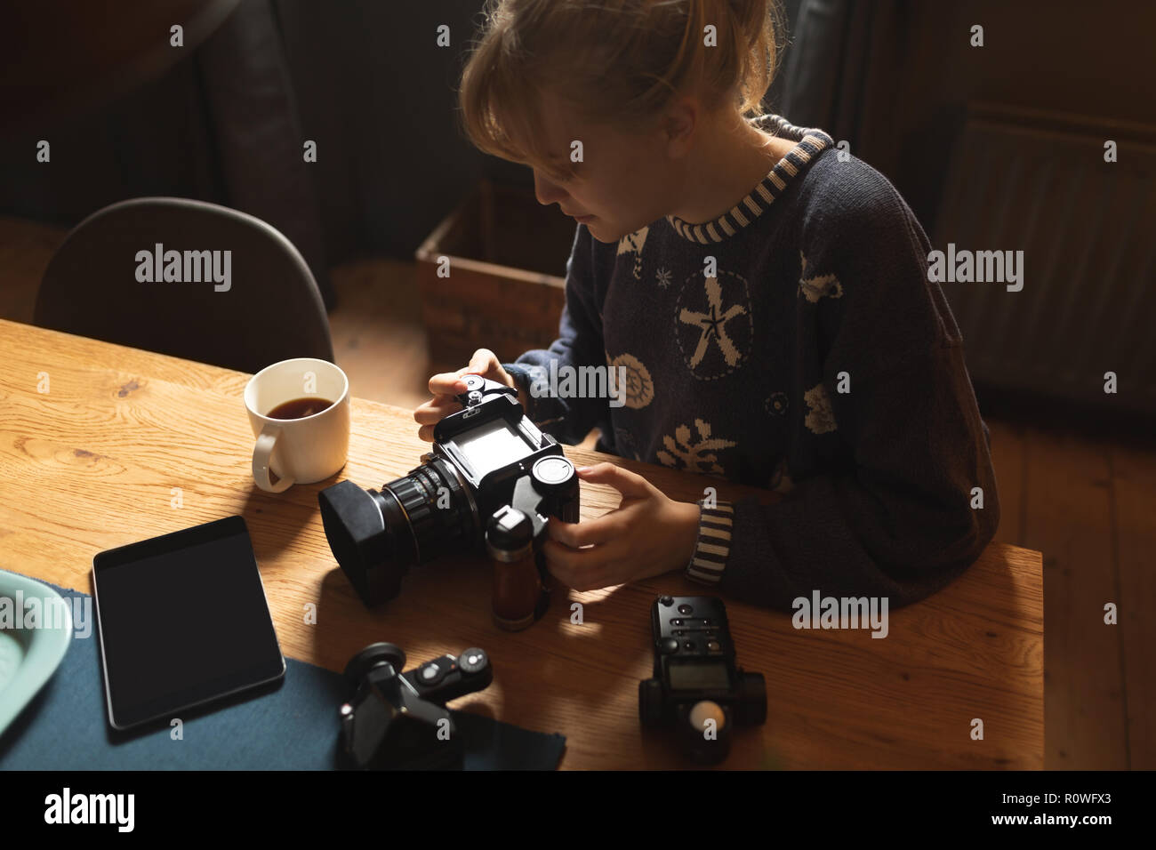 Woman reviewing photos on camera Stock Photo - Alamy
