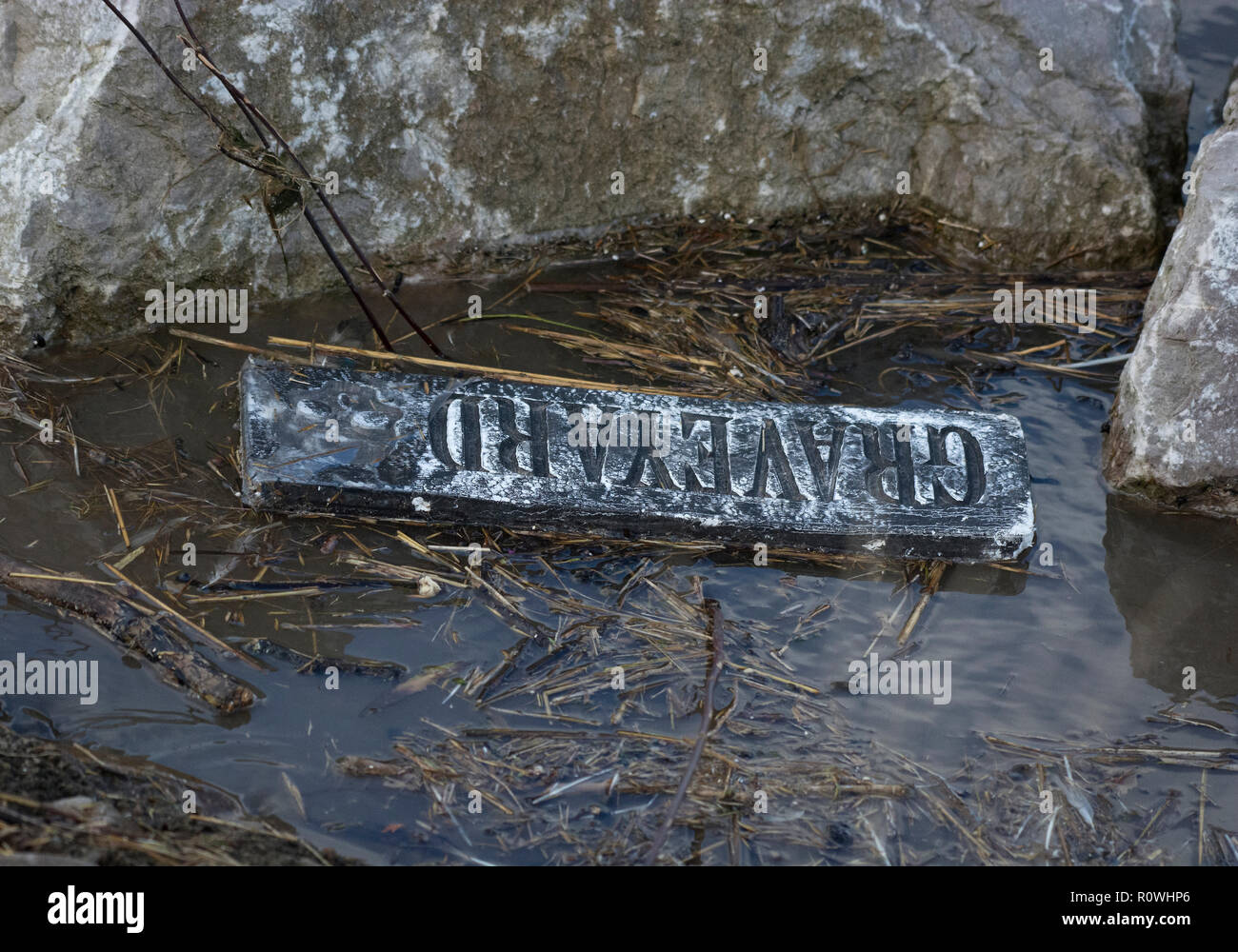 Graveyard sign hi-res stock photography and images - Alamy