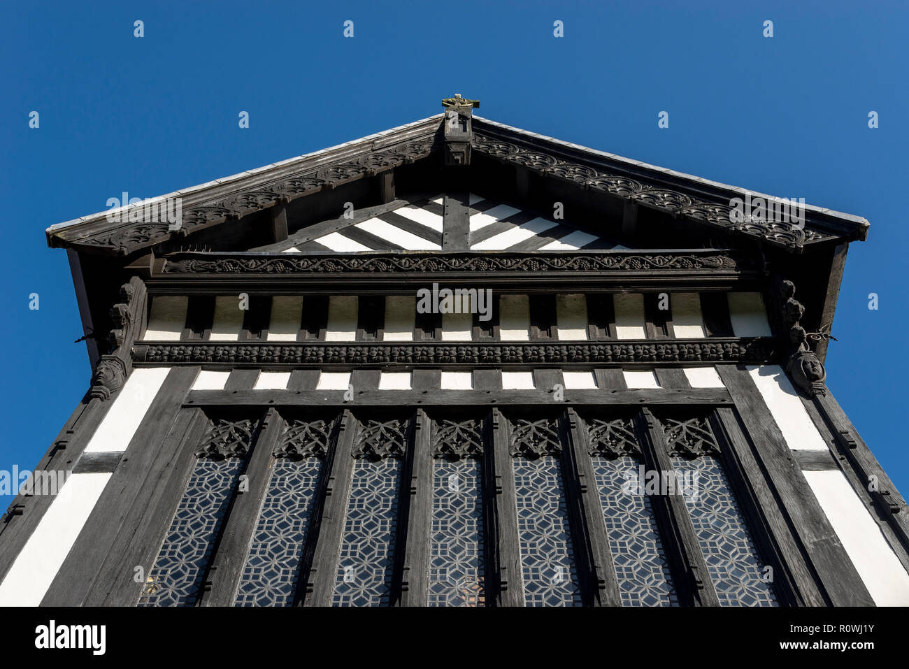 England manor house roof hi-res stock photography and images - Alamy