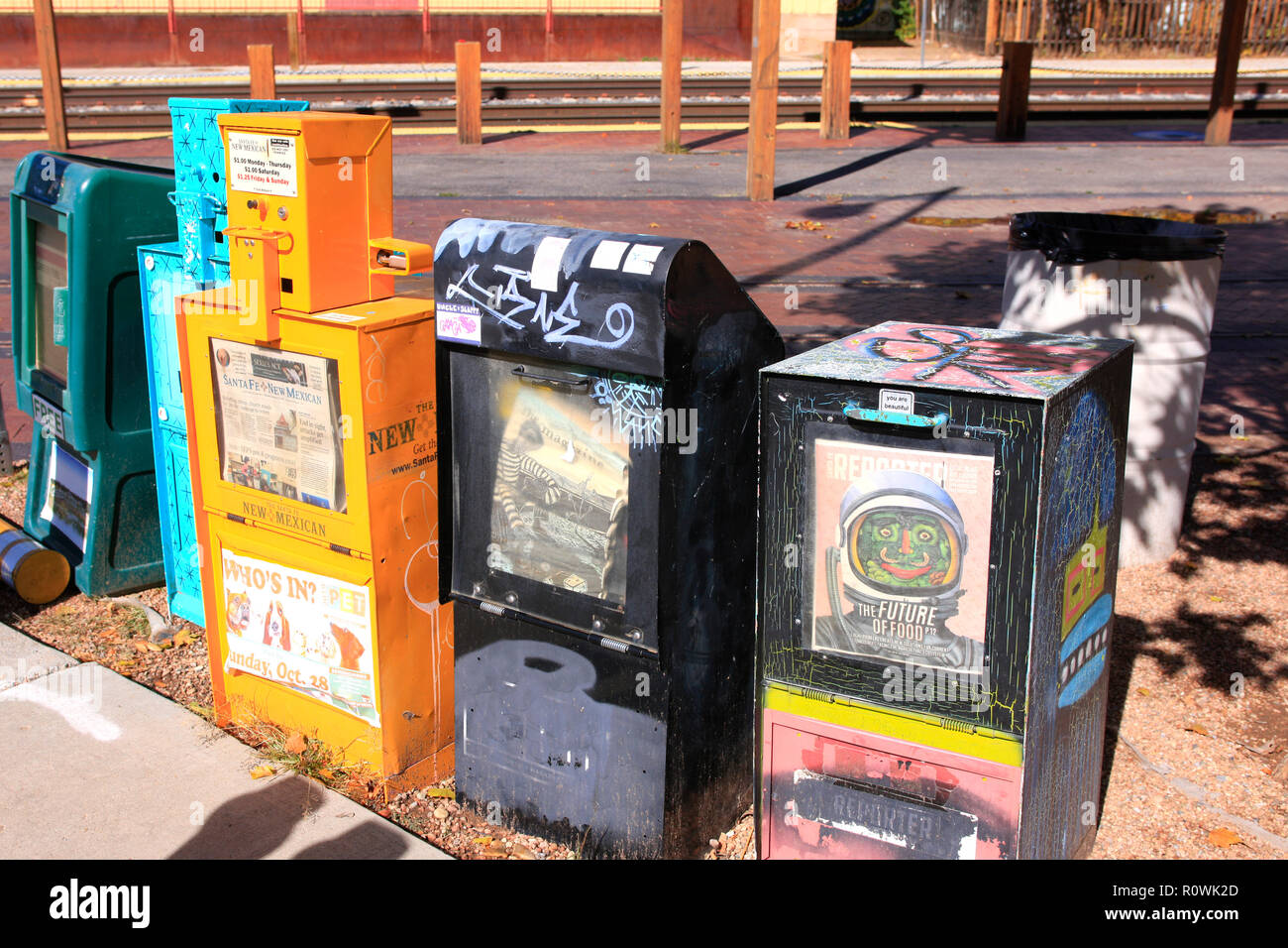 Newspaper vending machines hi-res stock photography and images - Alamy