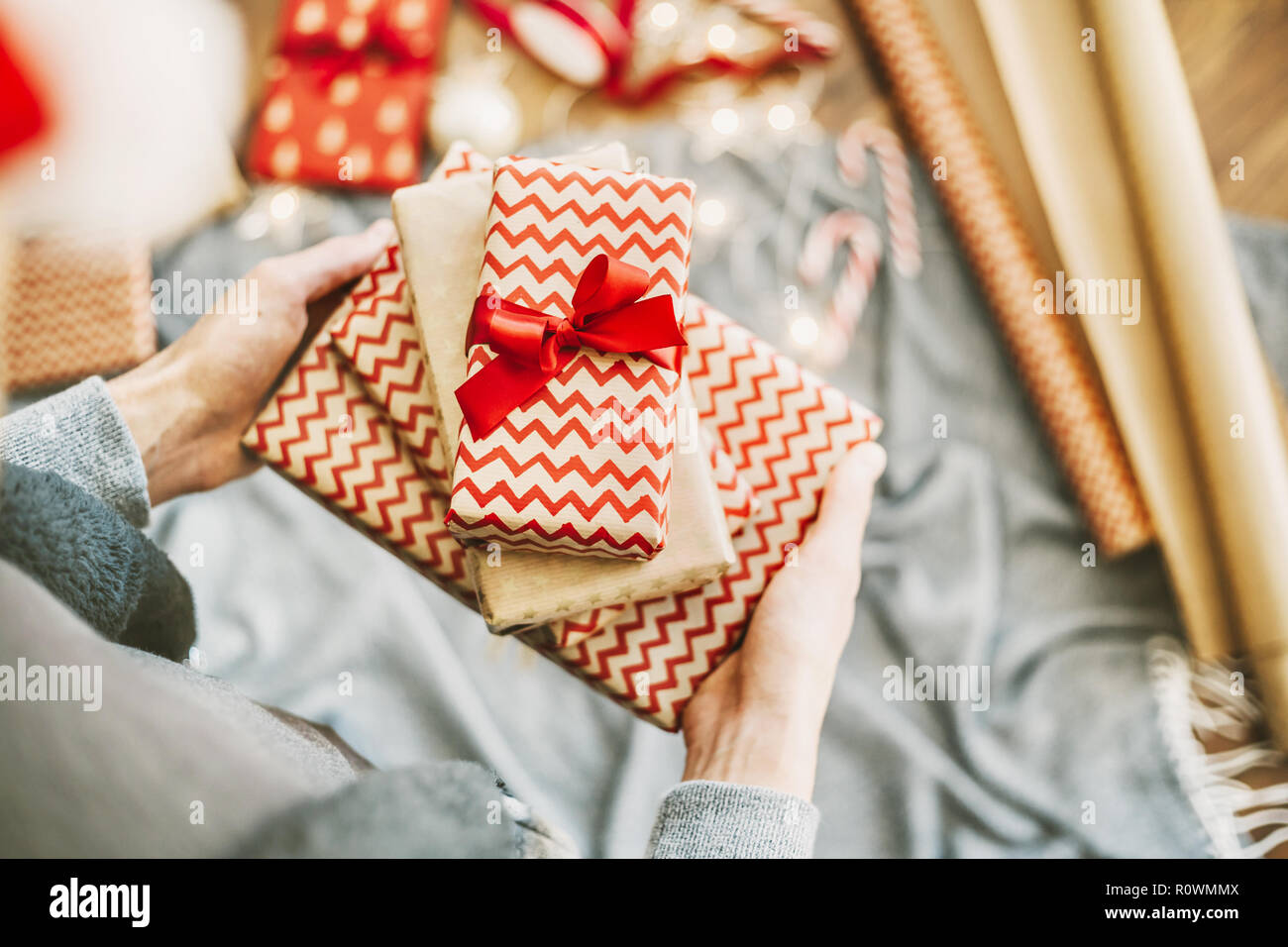 Man wrapping christmas gifts hi-res stock photography and images - Alamy