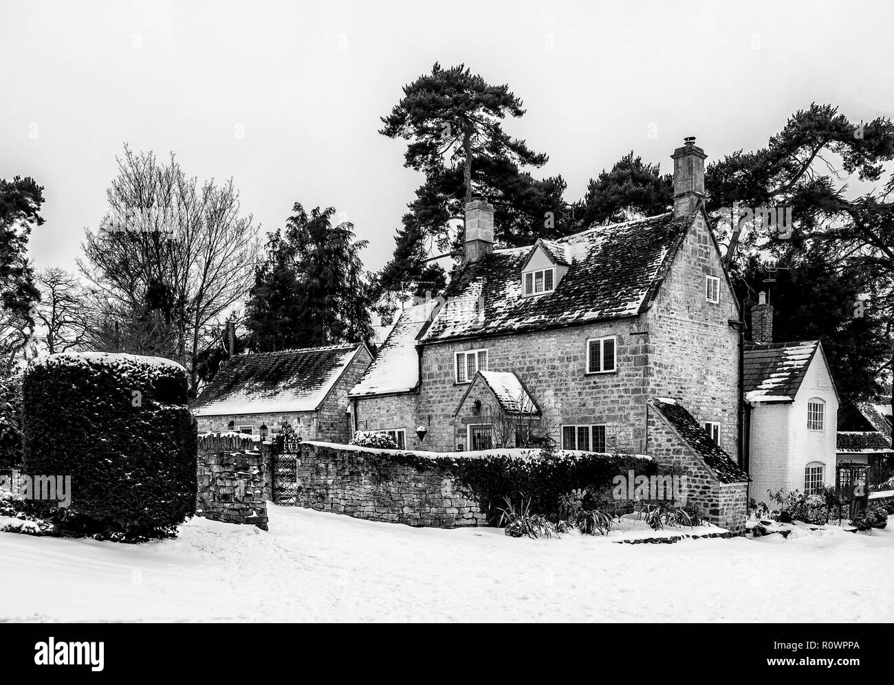 Cottage at christmas Black and White Stock Photos & Images - Alamy