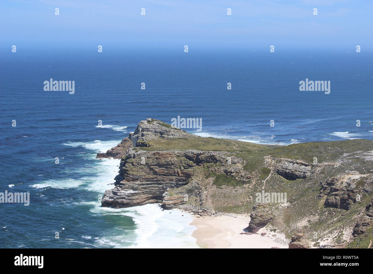 Rockface cliff beach hi-res stock photography and images - Alamy