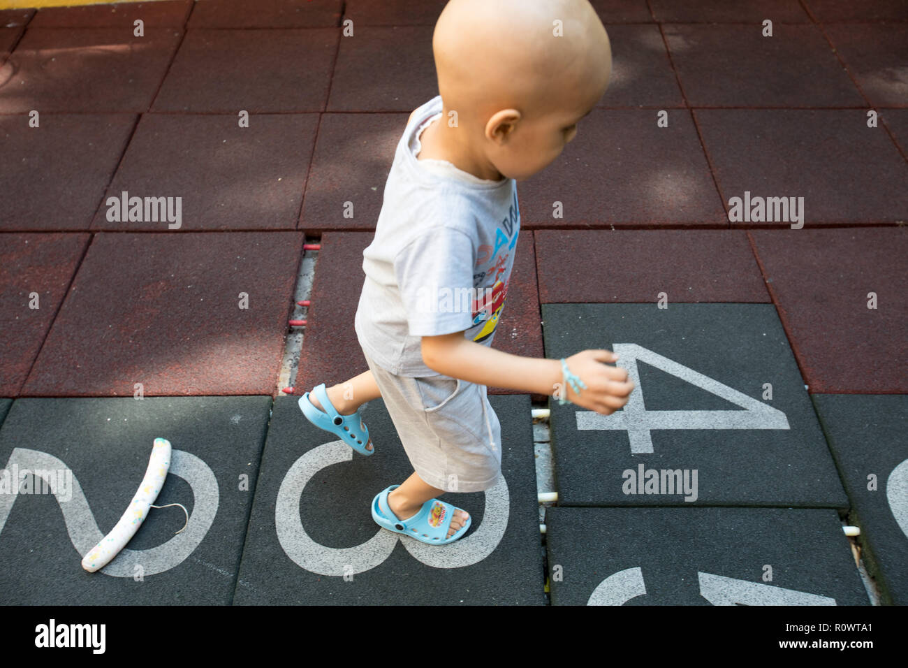 Child with cancer hi-res stock photography and images - Alamy