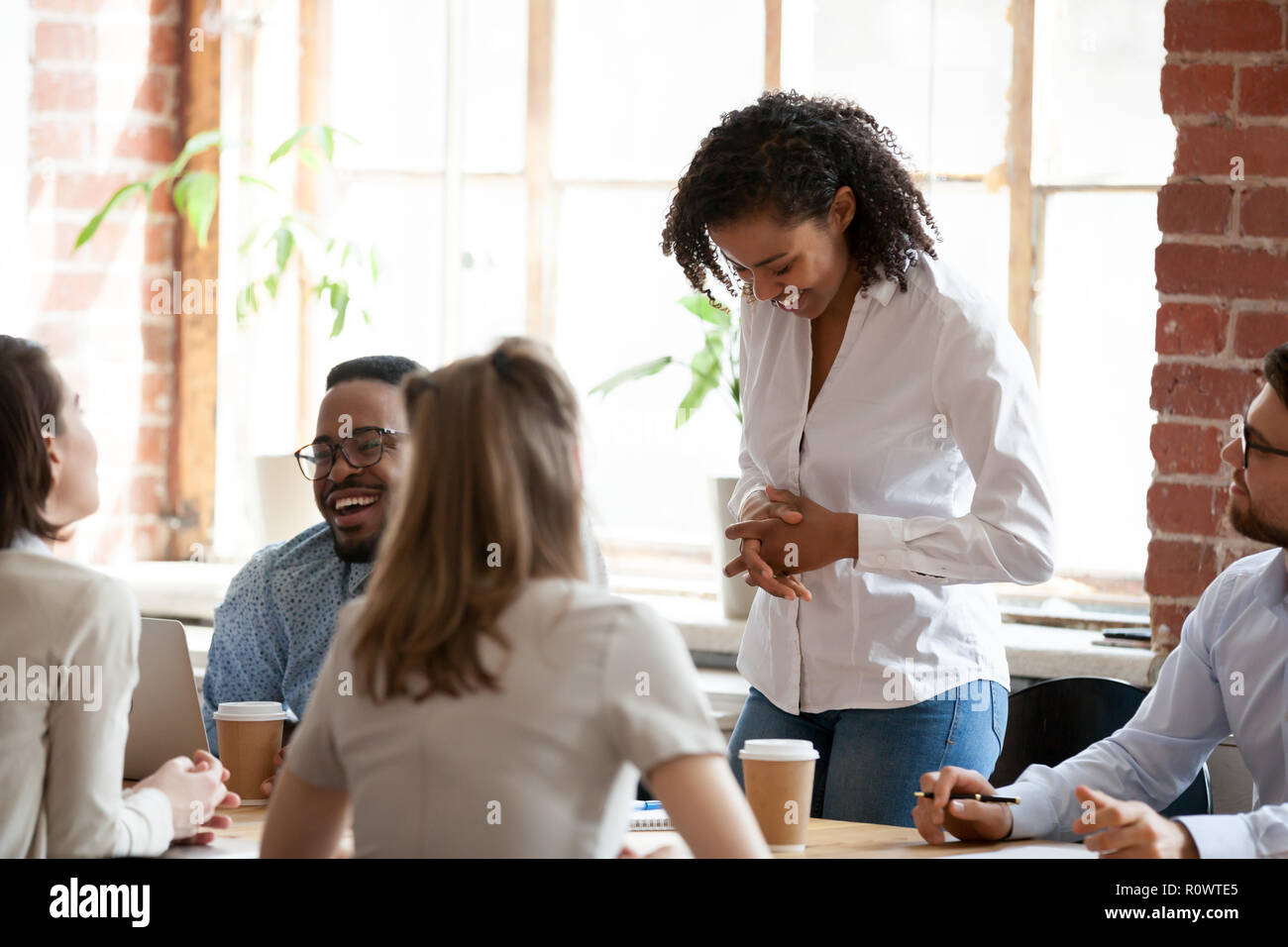 Informal coffee break meeting hi-res stock photography and images - Alamy