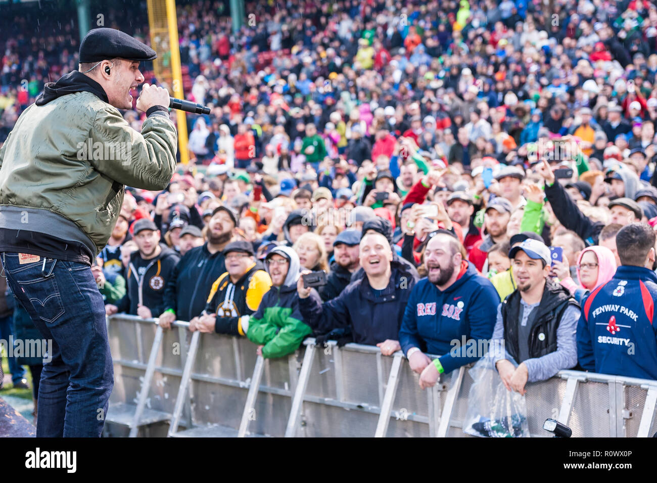 Music festival fans barrier hi-res stock photography and images - Alamy