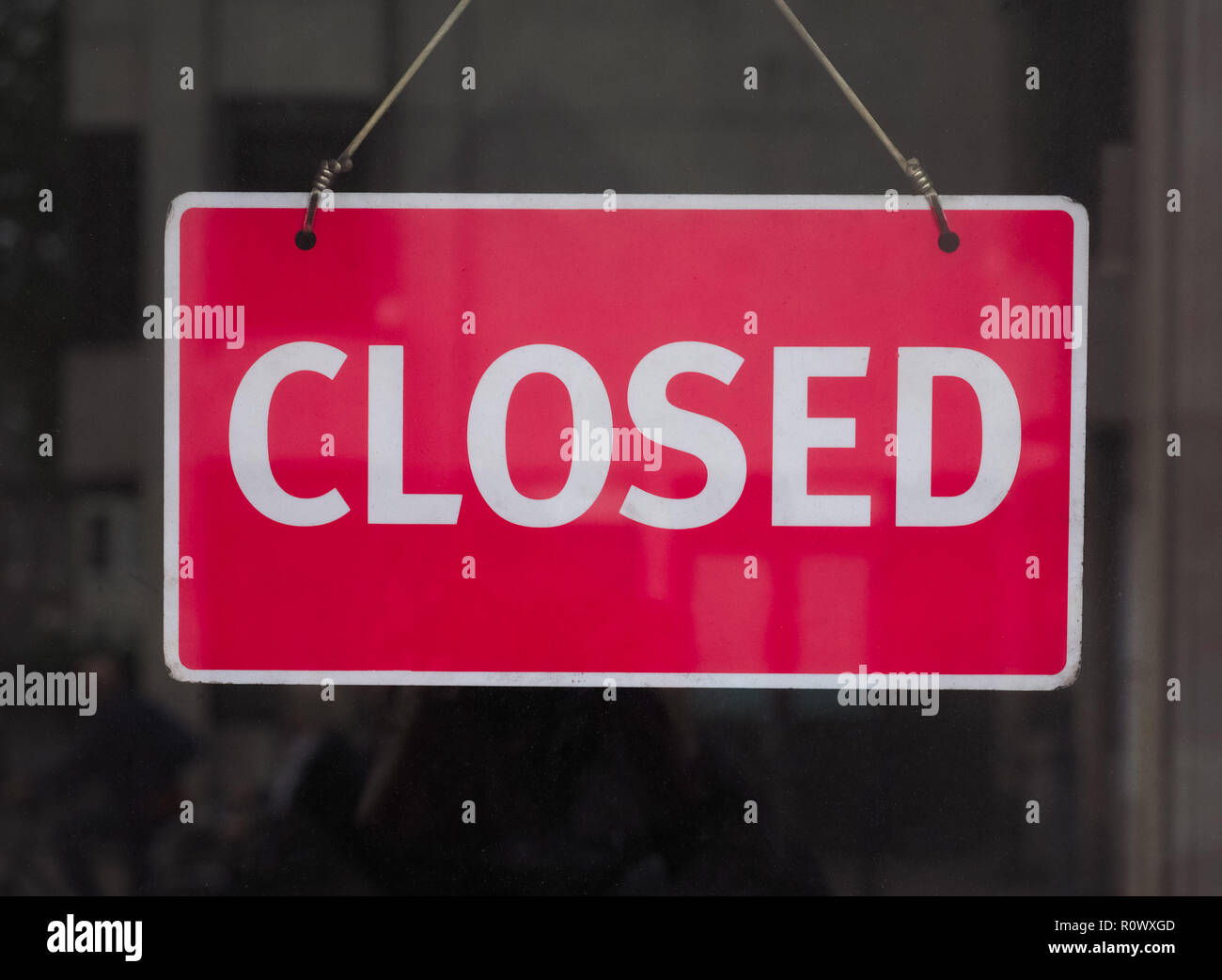 red closed sign in a shop window Stock Photo - Alamy