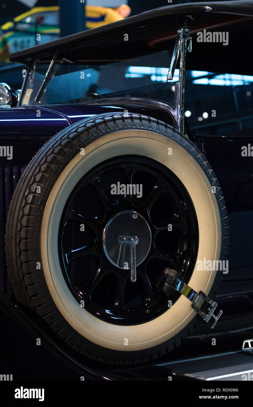 Details of a vintage car. Spare tyre fixed to the side Stock Photo - Alamy