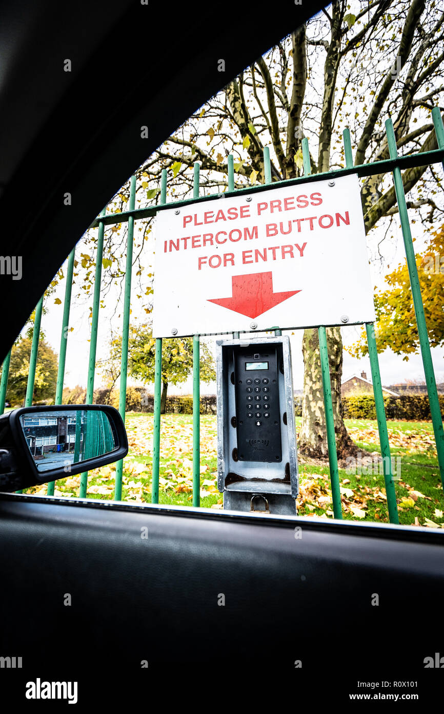 Car parking school gates hi-res stock photography and images - Alamy