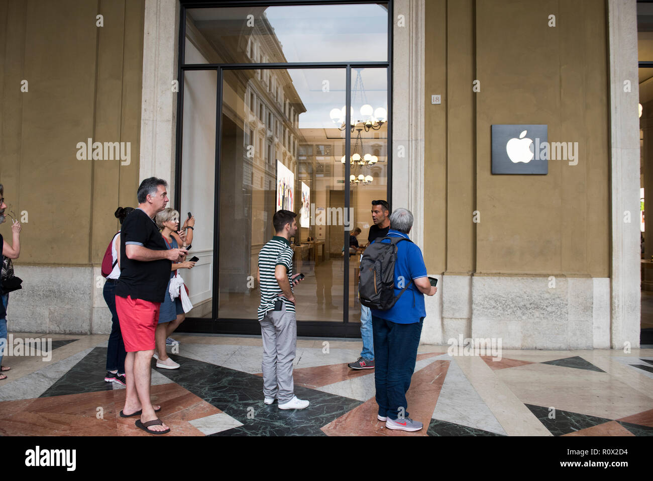 Apple store on via hi-res stock photography and images - Alamy