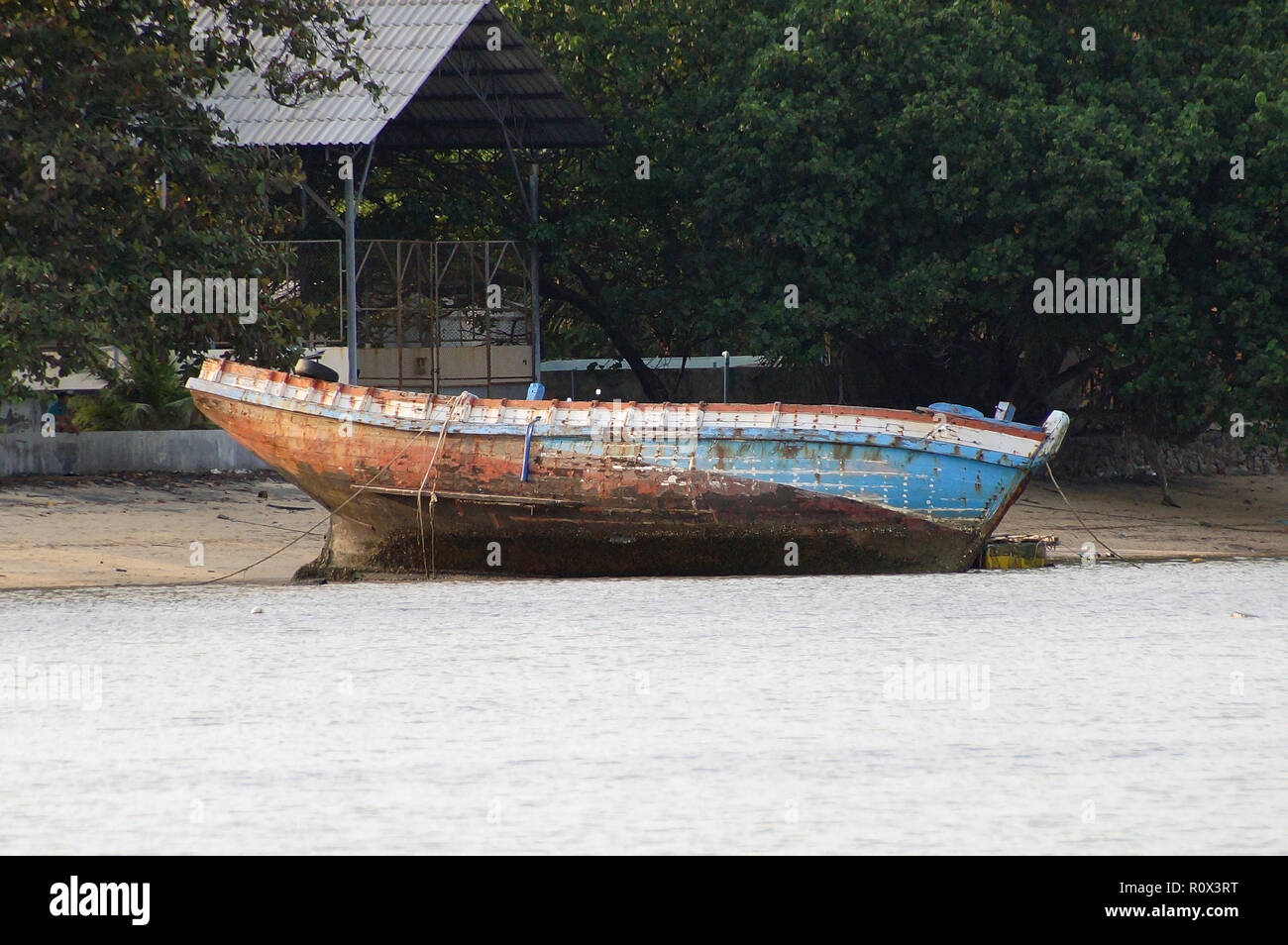 Stranded boat hi-res stock photography and images - Alamy