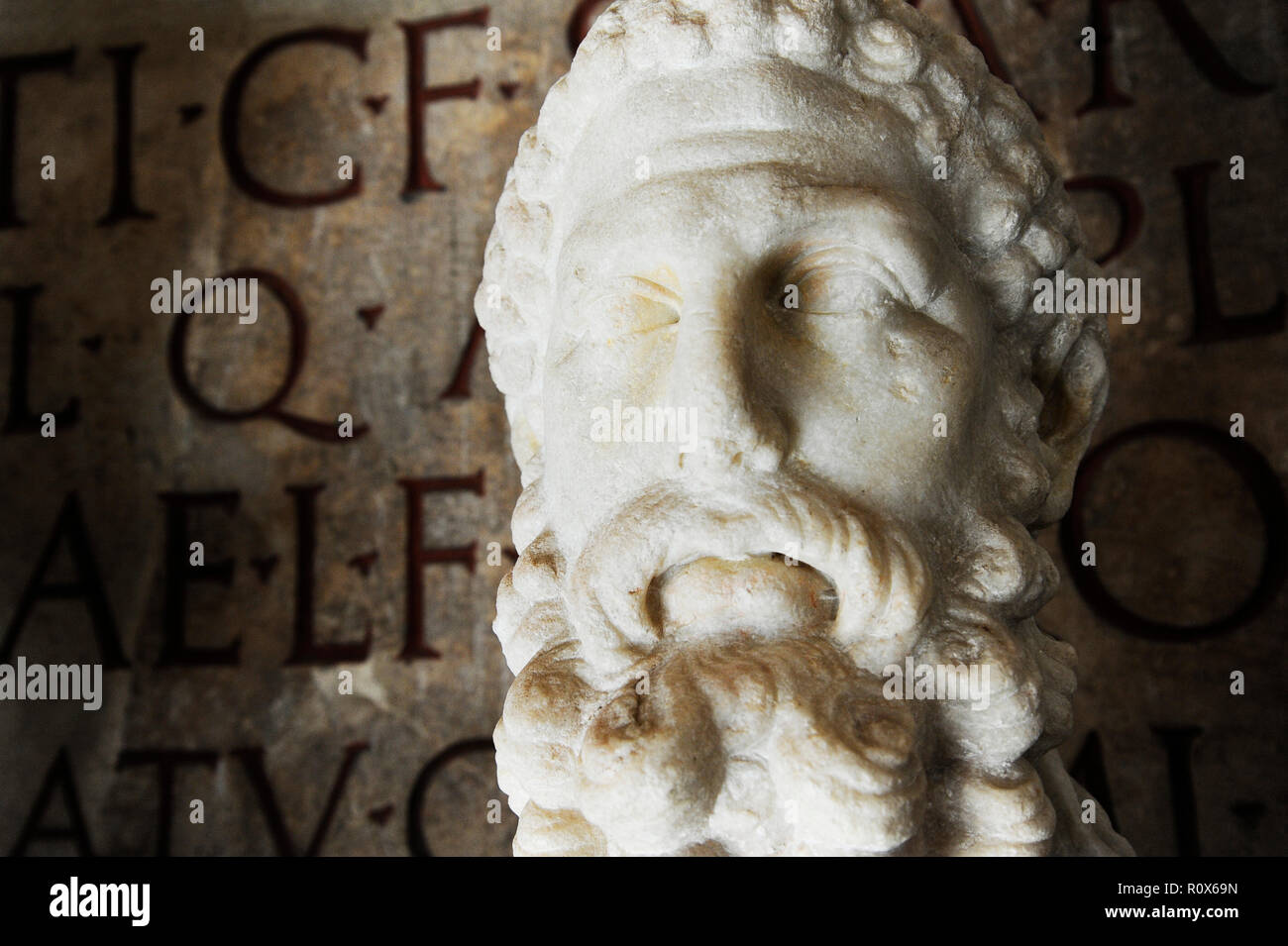 Commodus statue hi-res stock photography and images - Alamy
