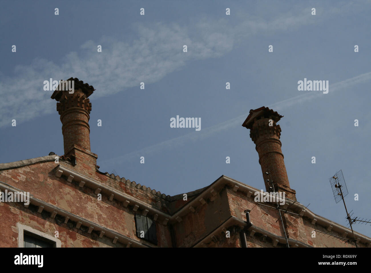 Ancient building cornices hi-res stock photography and images - Alamy