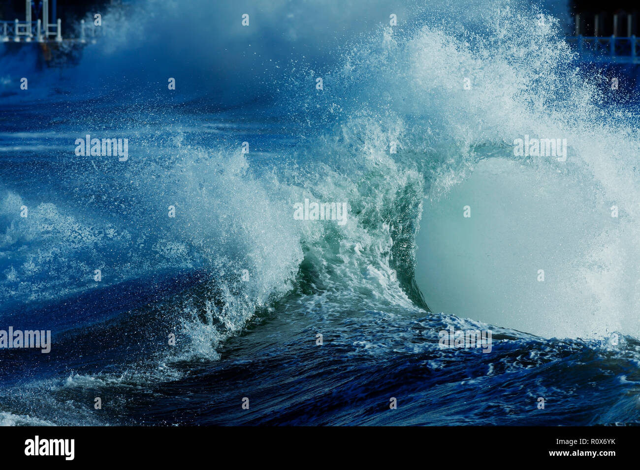 Crest of a wave hi-res stock photography and images - Alamy