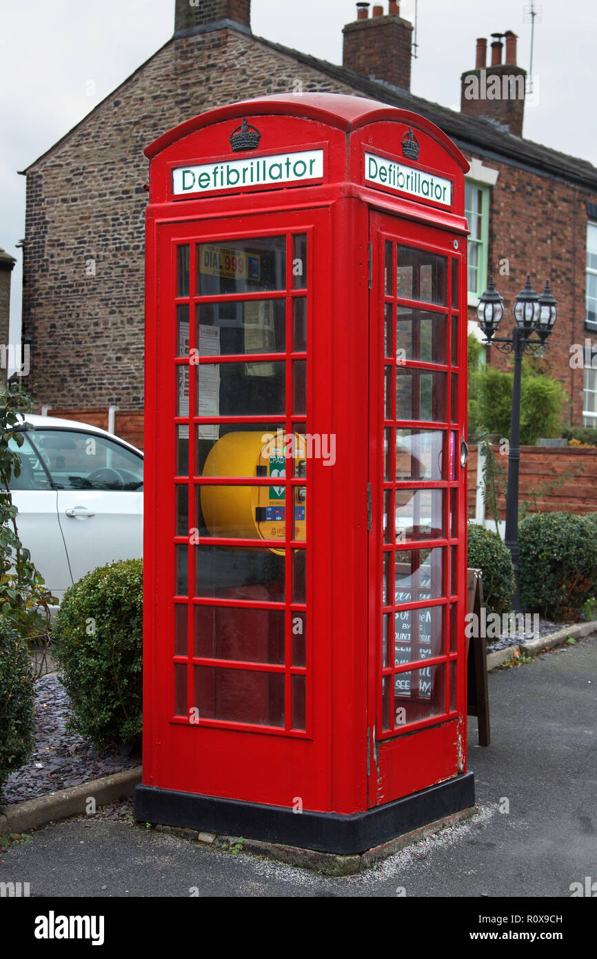 Red box defibrillator hi-res stock photography and images - Alamy
