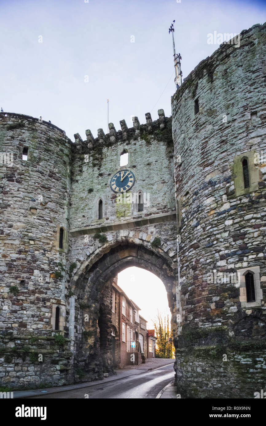 England, East Sussex, Rye, The Medieval Landgate dated 1329 Stock Photo ...