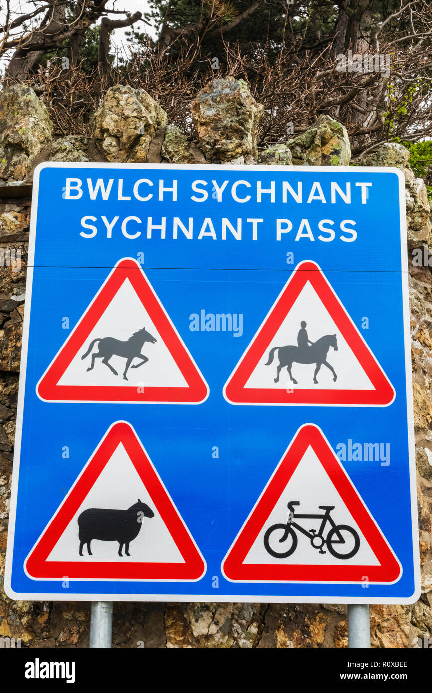 Wales, Gwynedd, Conwy, Sychnant Pass, Dual Language Road Sign Stock ...