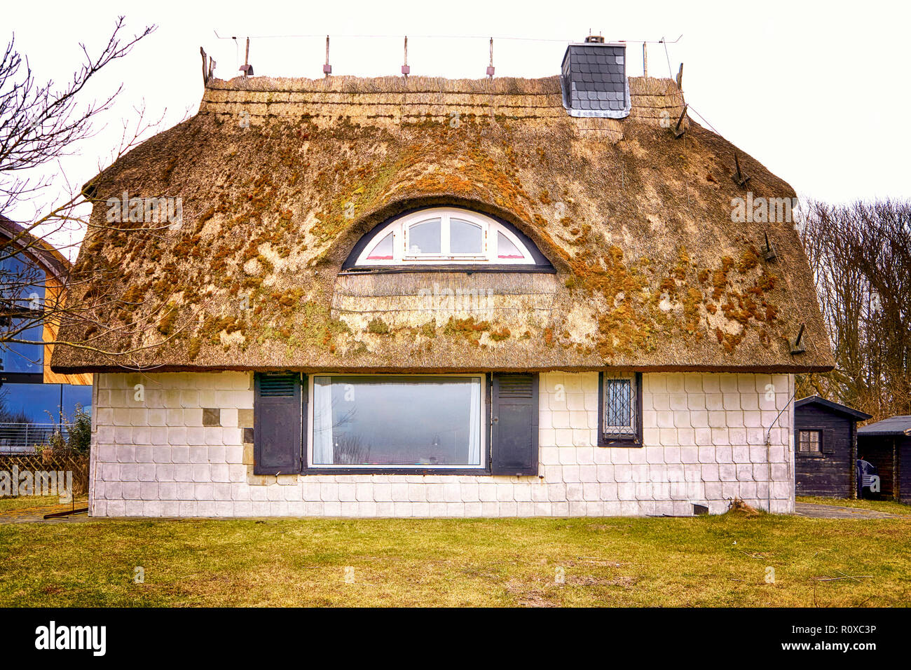 House northern germany thatch roof hi-res stock photography and images ...