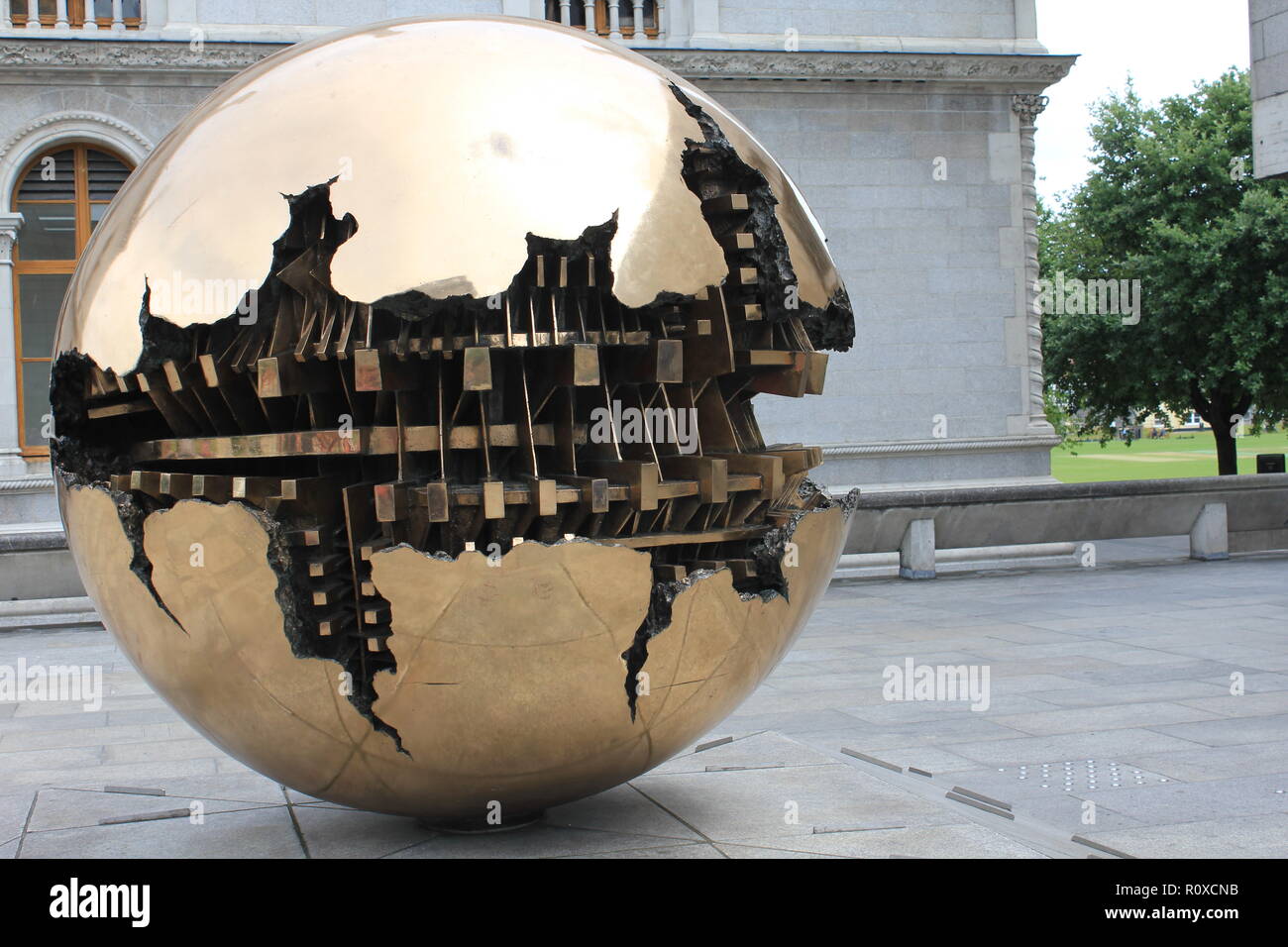 Globe metallic sculpture hi-res stock photography and images - Alamy