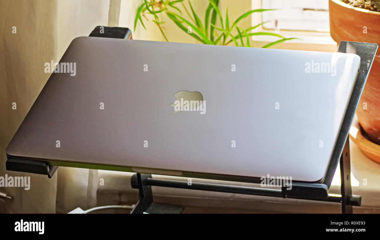 Macbook pro hi-res stock photography and images - Alamy