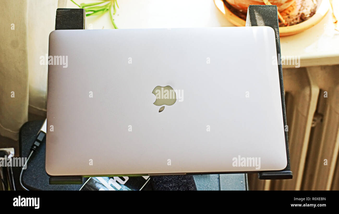 Macbook pro hi-res stock photography and images - Alamy