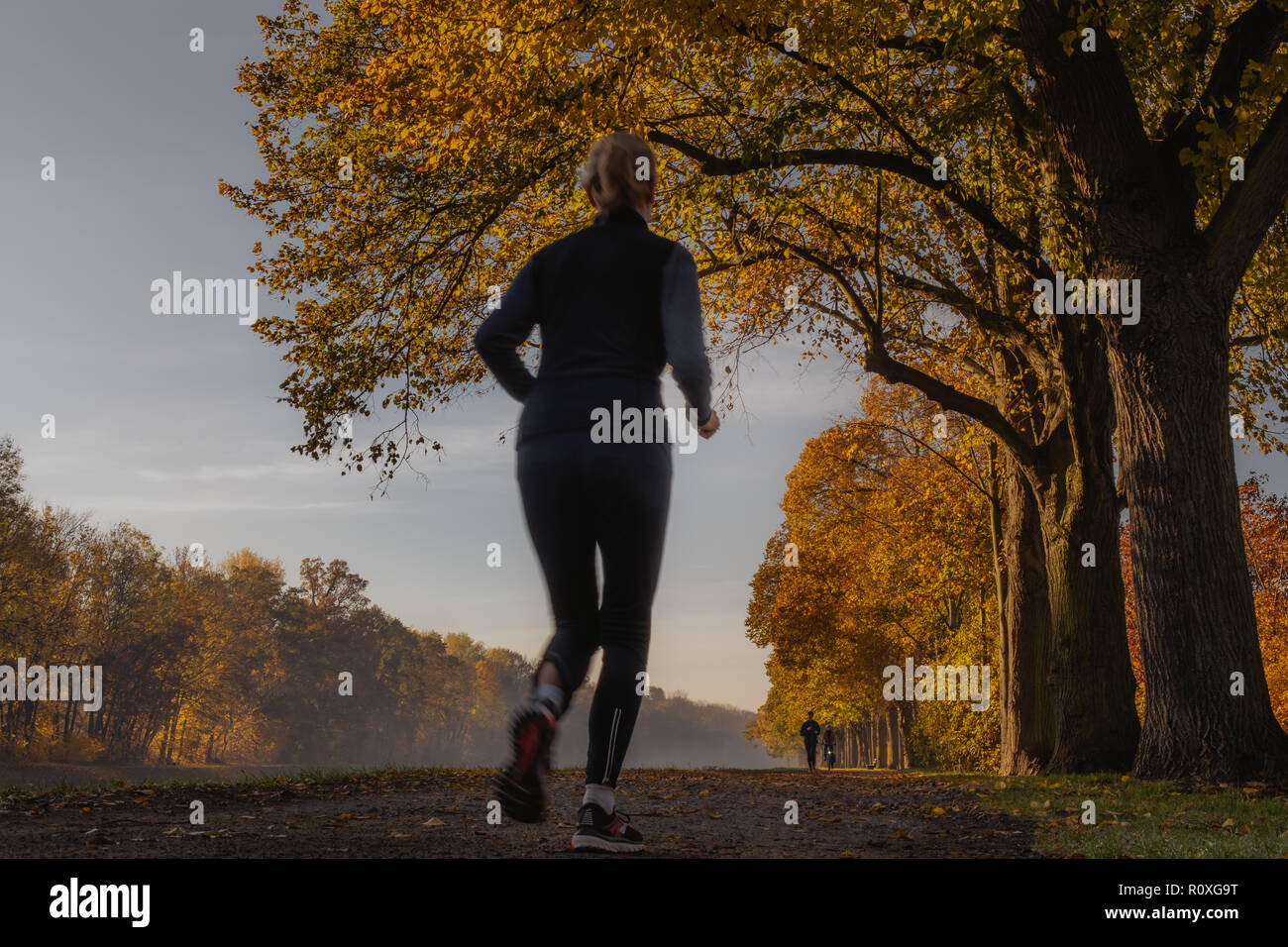 Riverside runners hi-res stock photography and images - Alamy