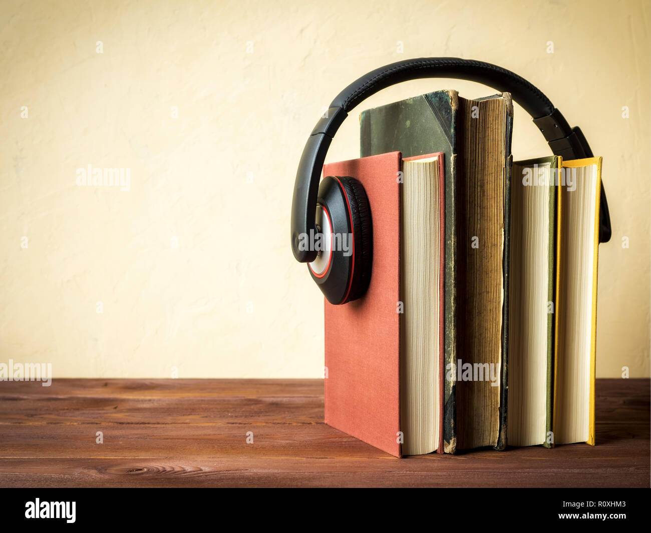 Modern headphones book hi-res stock photography and images - Alamy