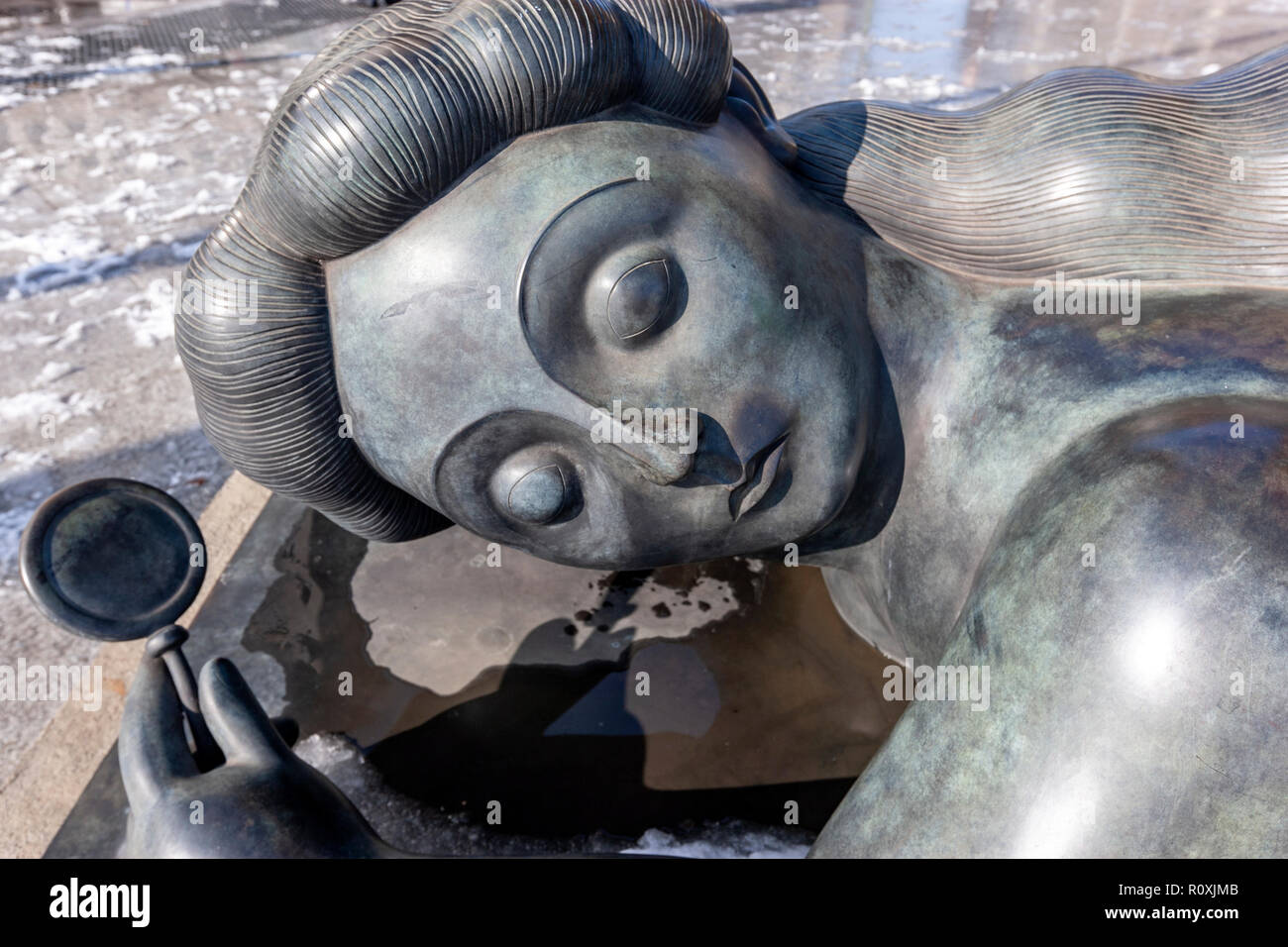Mujer con espejo de Fernando Botero in Winter with snow, Calle de ...