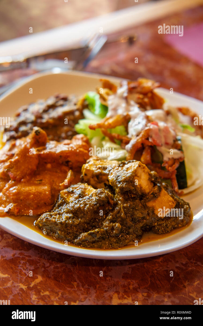 Indian chicken saag massala curry hi-res stock photography and images ...