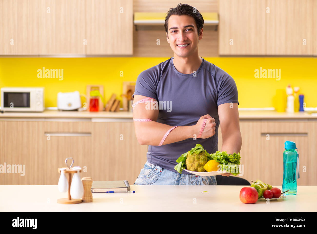 Man eating broccoli muscular hi-res stock photography and images - Alamy