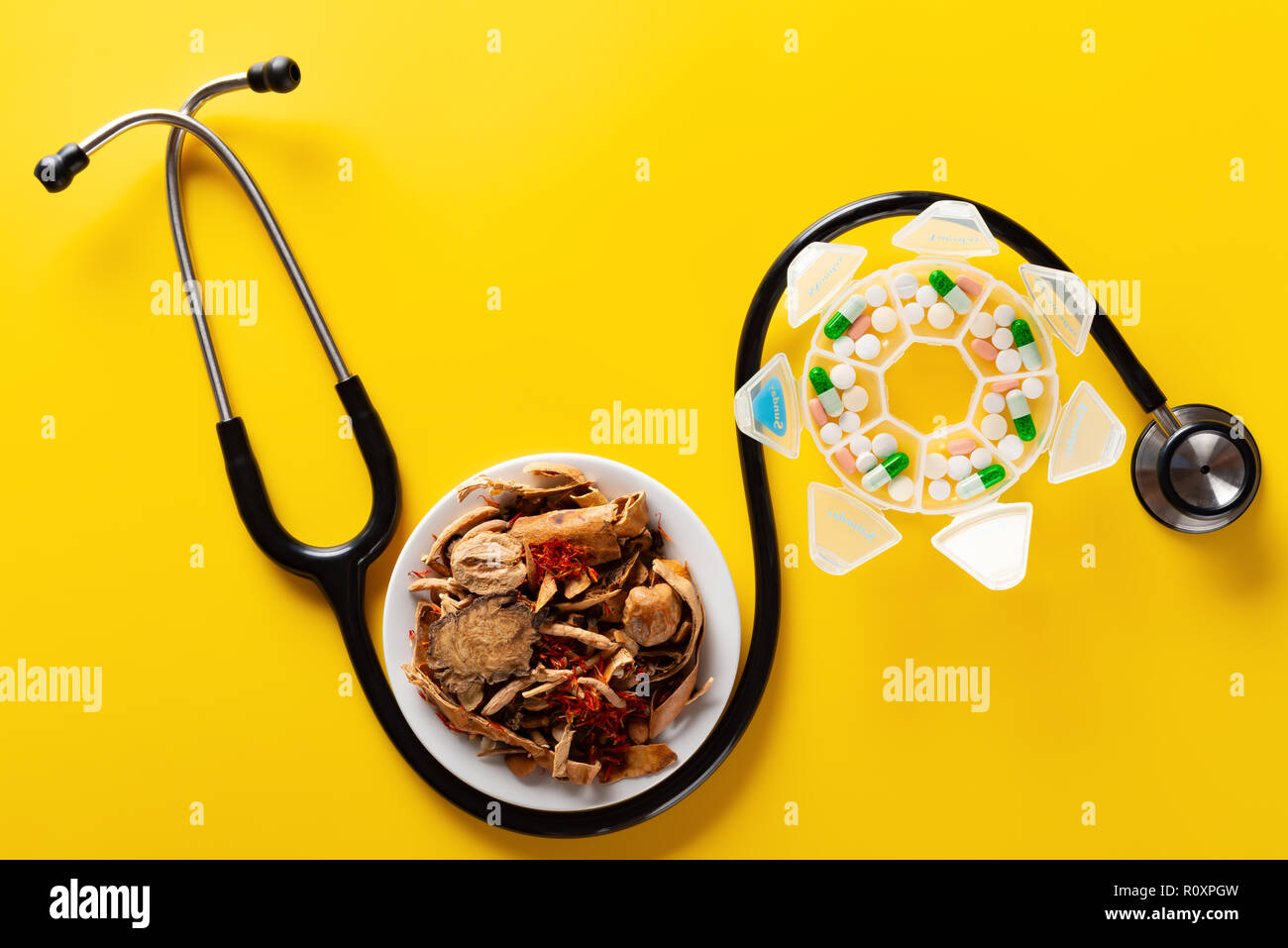 Traditional chinese herbal medicine pills hi-res stock photography and ...