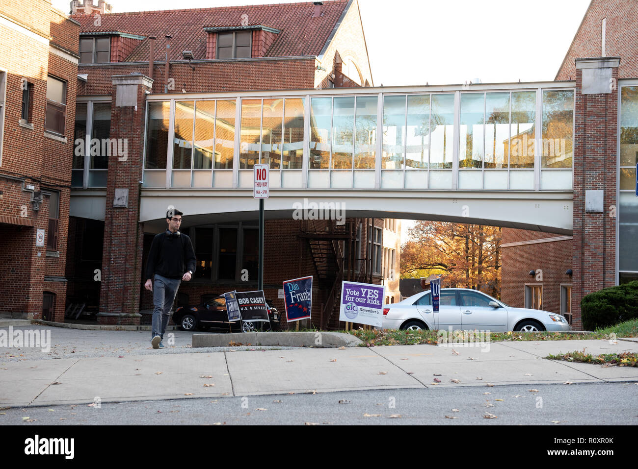 Polling stations hi-res stock photography and images - Alamy