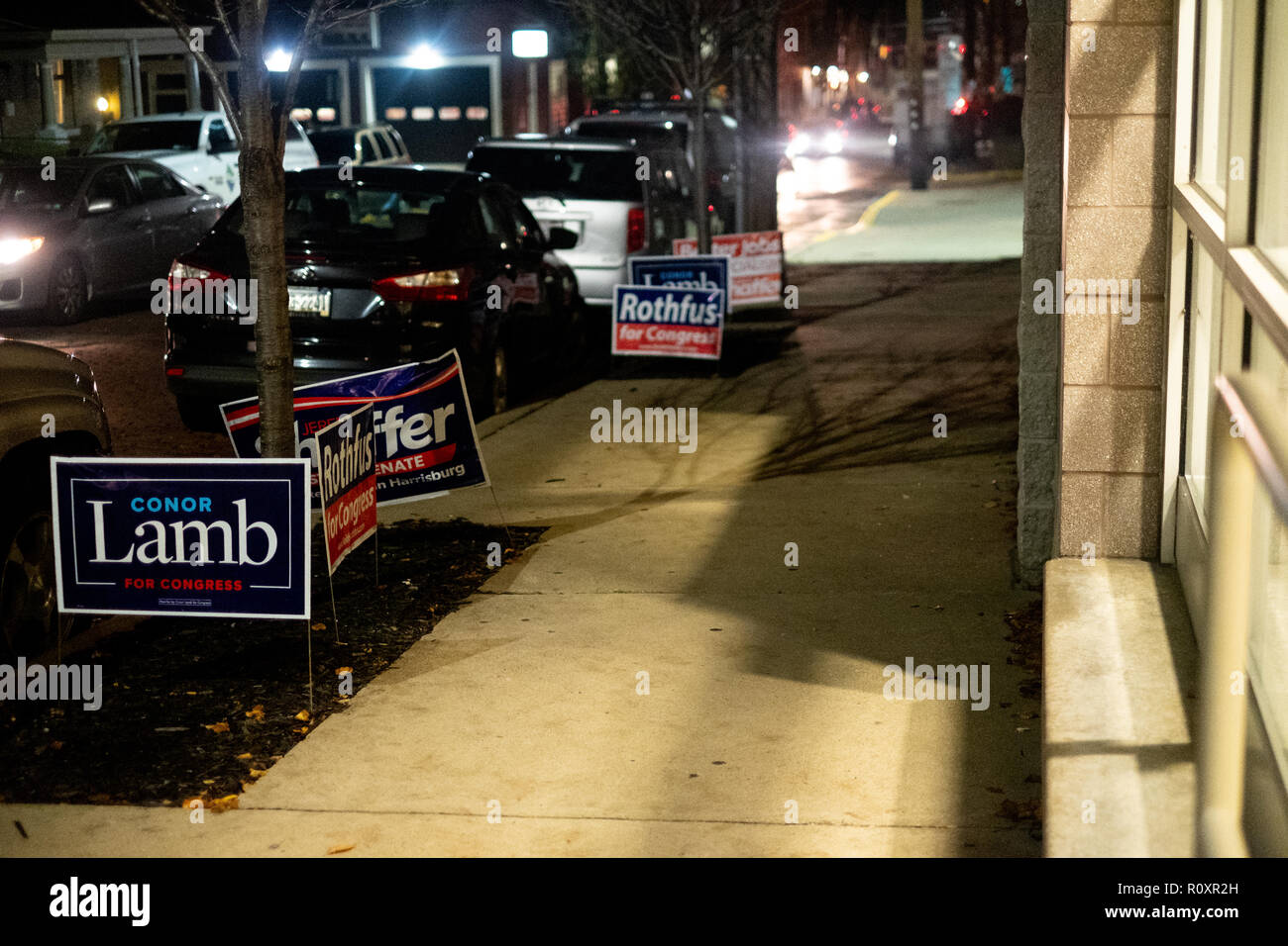Yard signs hi-res stock photography and images - Alamy