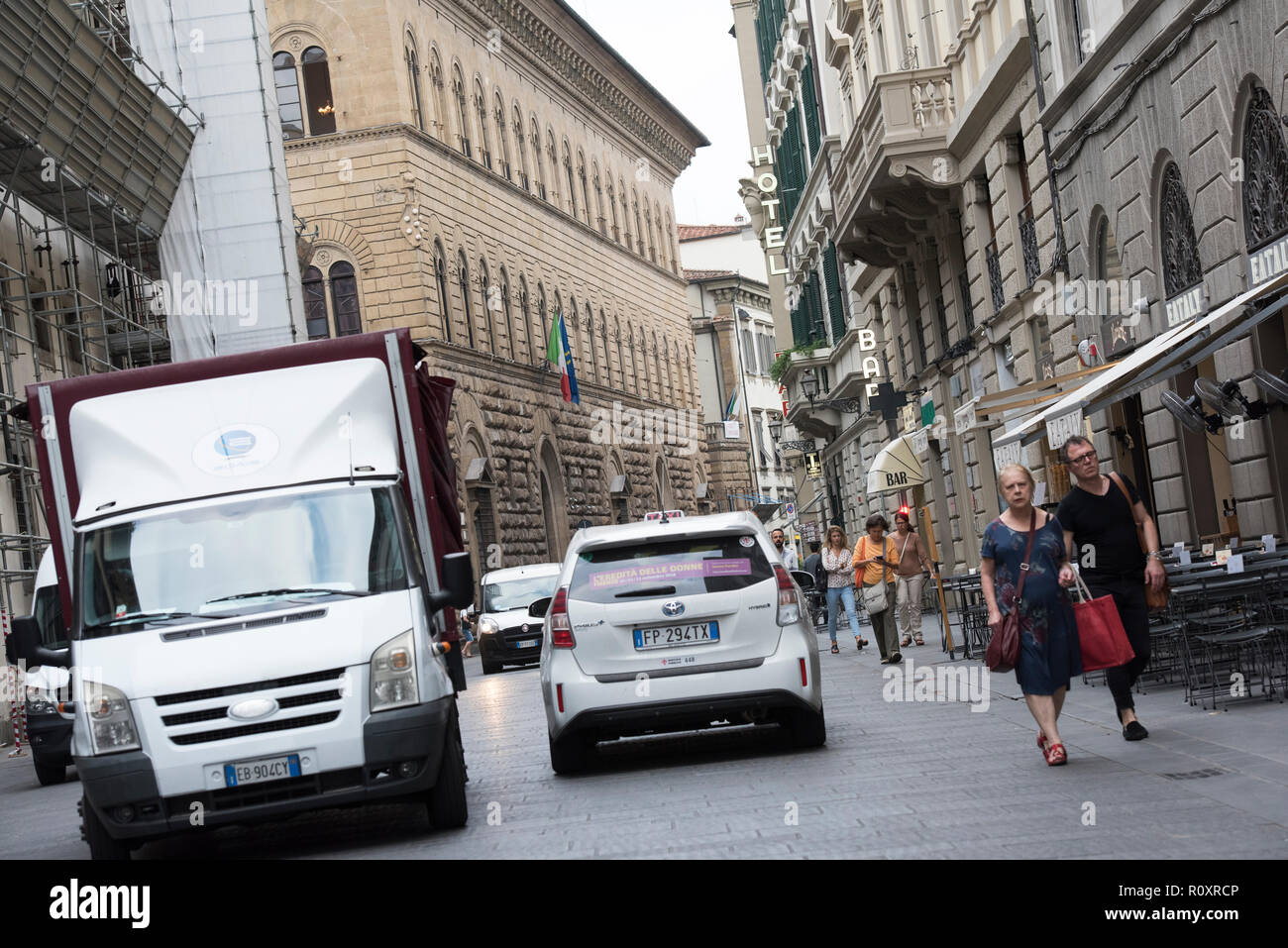 Typical italian street in florence hi-res stock photography and images ...