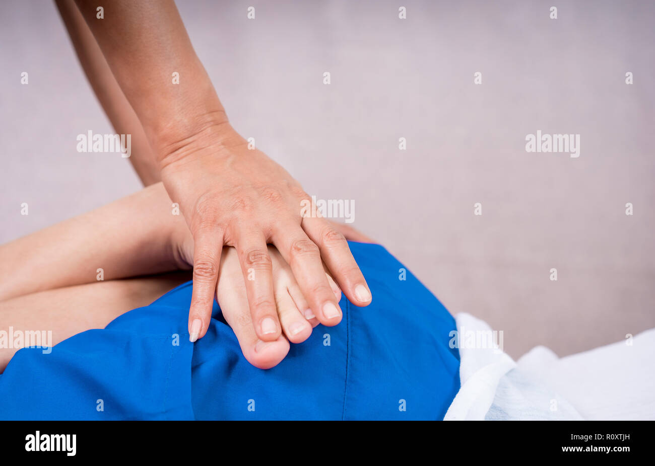 Sports masseur hi-res stock photography and images - Alamy