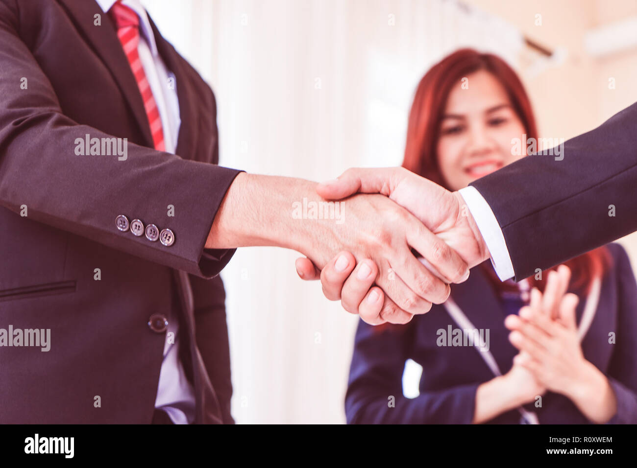 Business hand shake between corperate executive Stock Photo - Alamy
