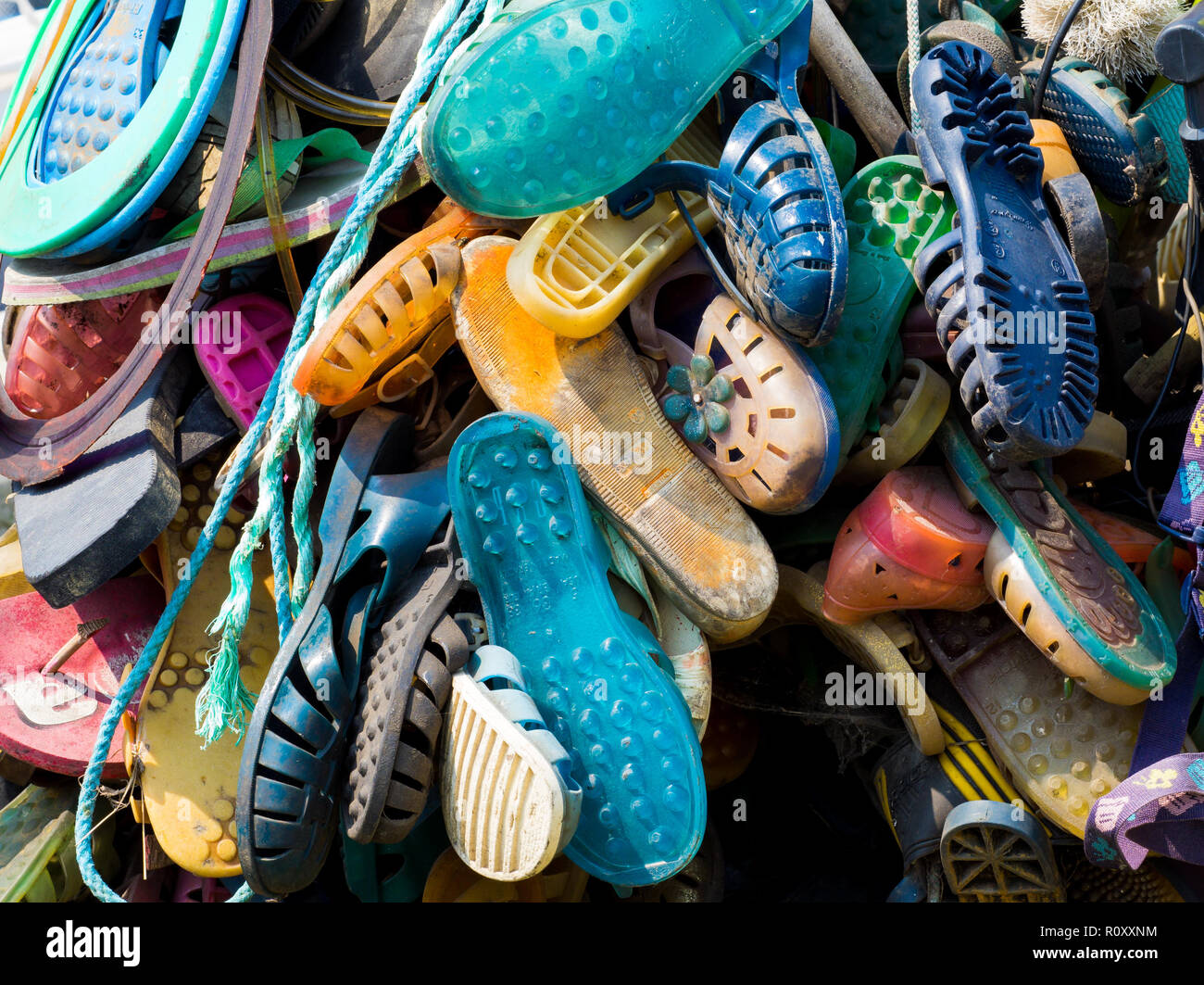 Discard beach debris Stock Photo - Alamy