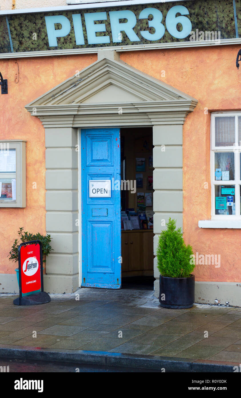 17 January 2018 The classic style narrow entrance to Pier 36 Restaurant ...