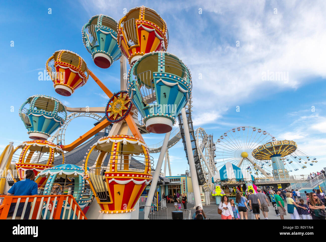 Girls and boys at ocean hi-res stock photography and images - Alamy