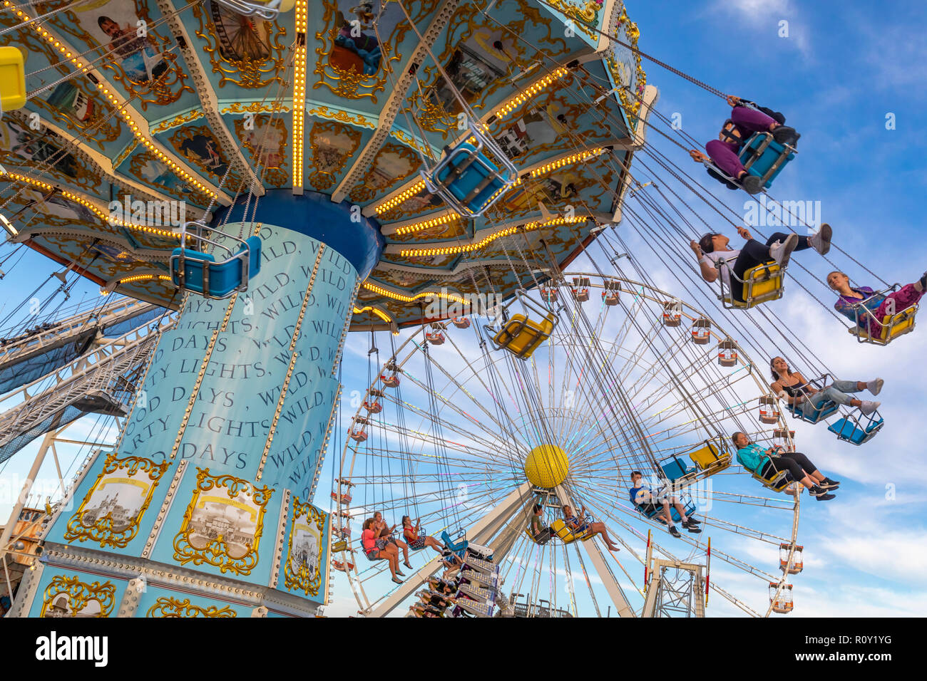 Girls and boys at ocean hi-res stock photography and images - Alamy