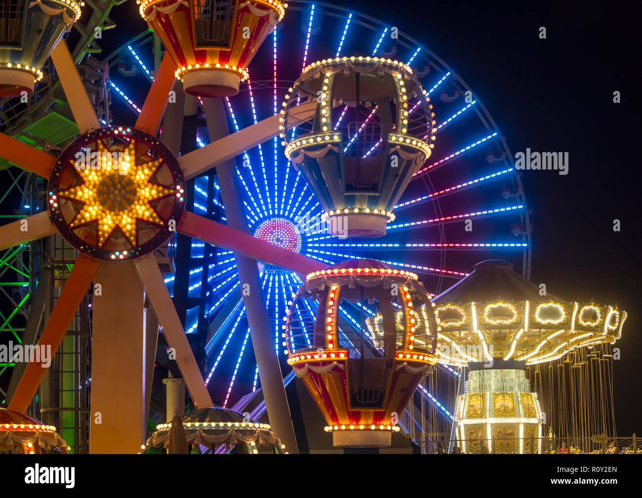 Family families summer time beach hi-res stock photography and images ...