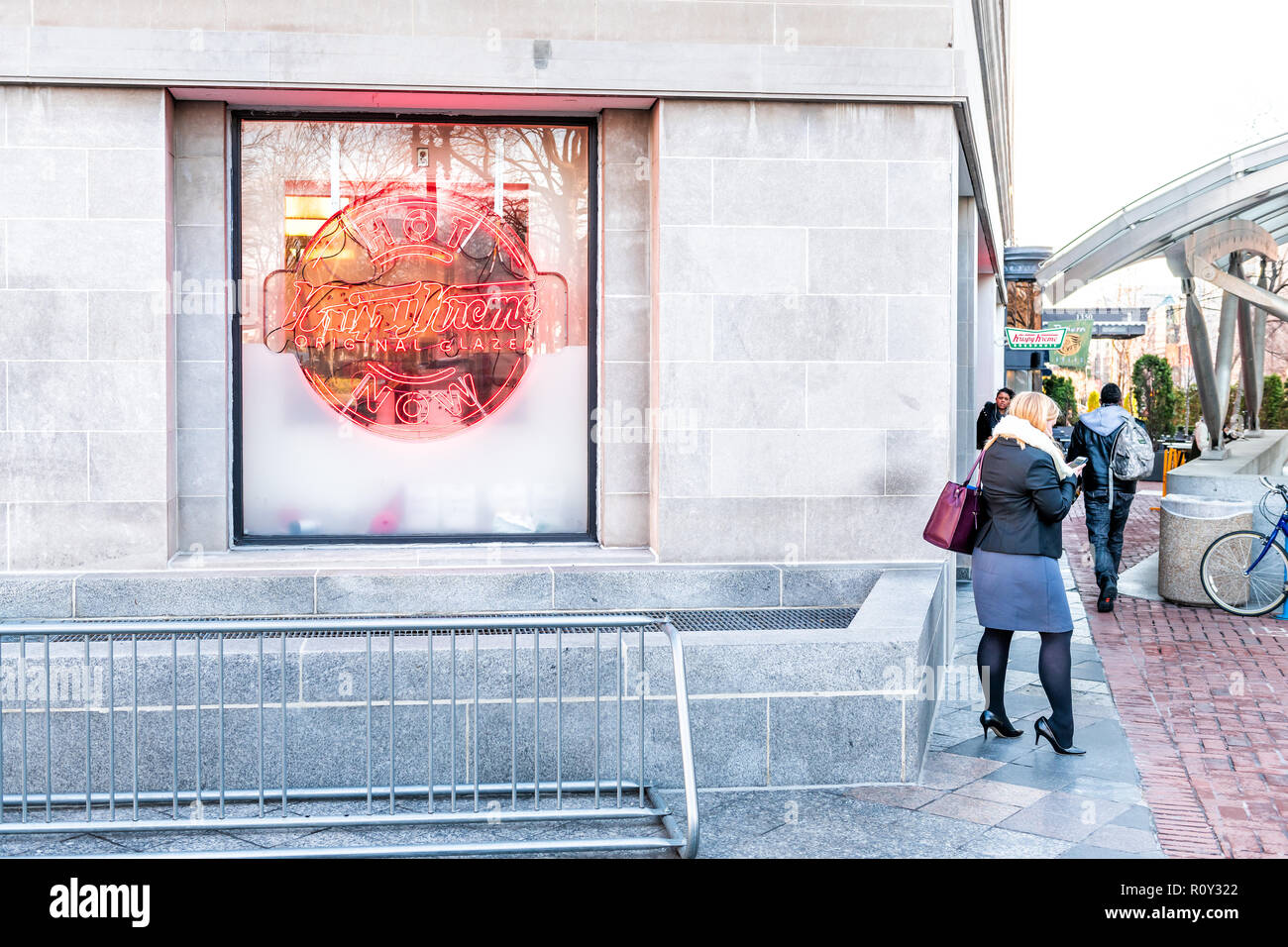 American donut shop sign hi-res stock photography and images - Alamy