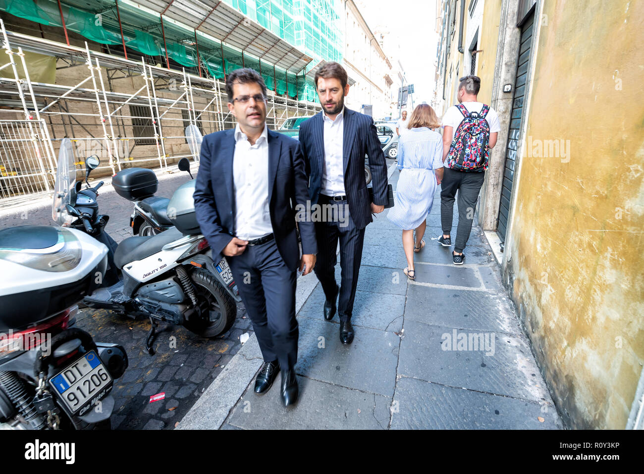 Italians talking hi-res stock photography and images - Alamy