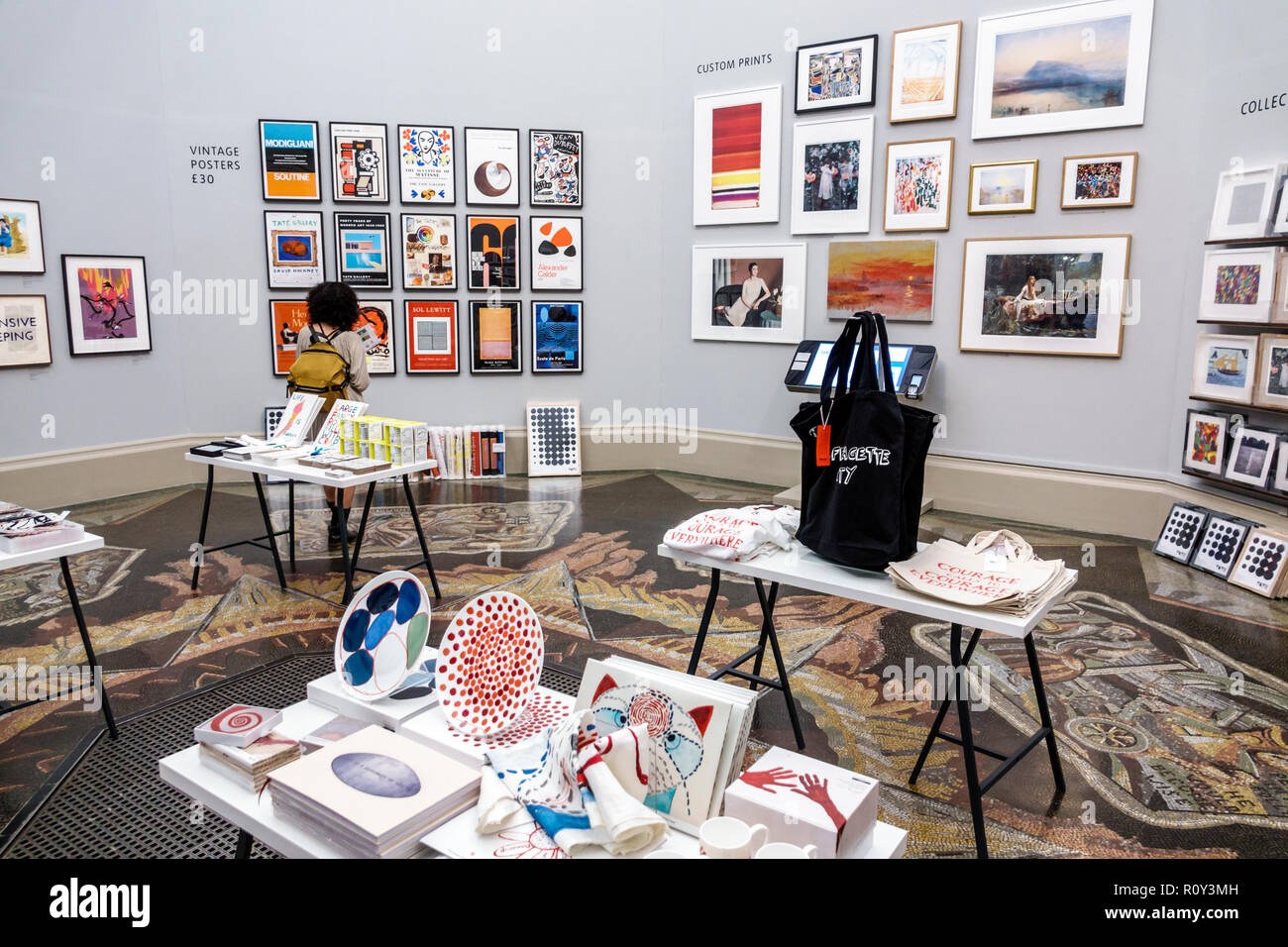 Gift shop museum london hi-res stock photography and images - Alamy