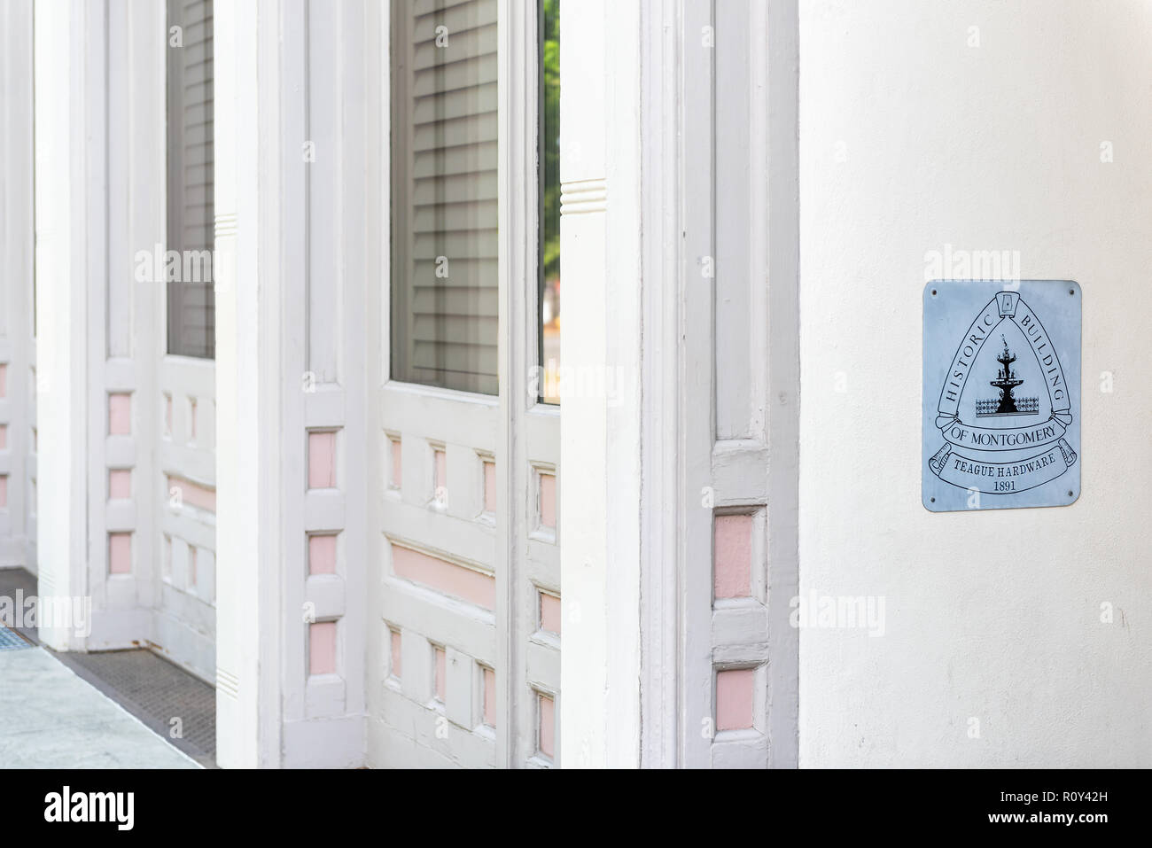 Vintage hardware store sign hi-res stock photography and images - Alamy