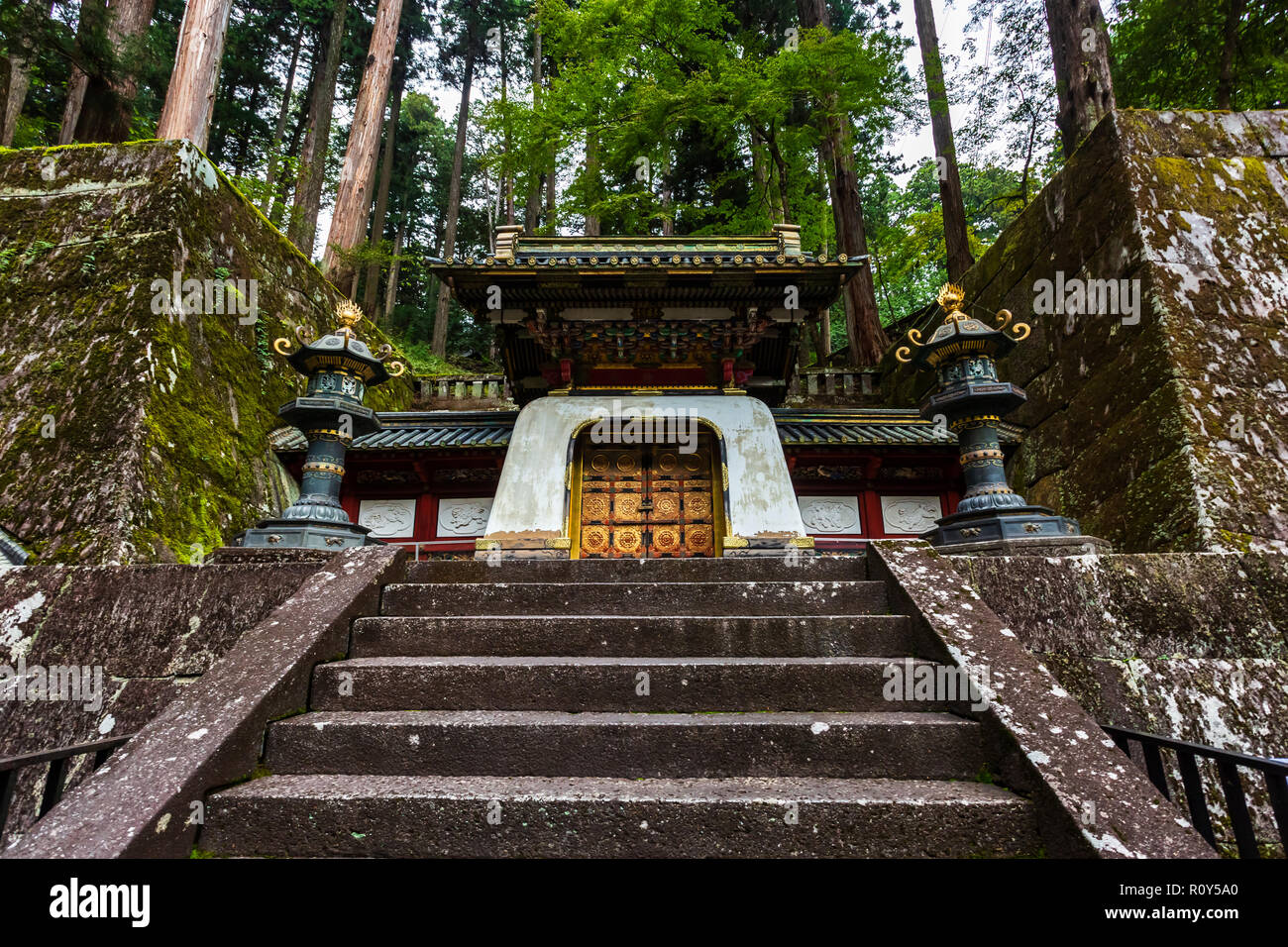 Taiyuin mausoleum architecture nikko hi-res stock photography and ...