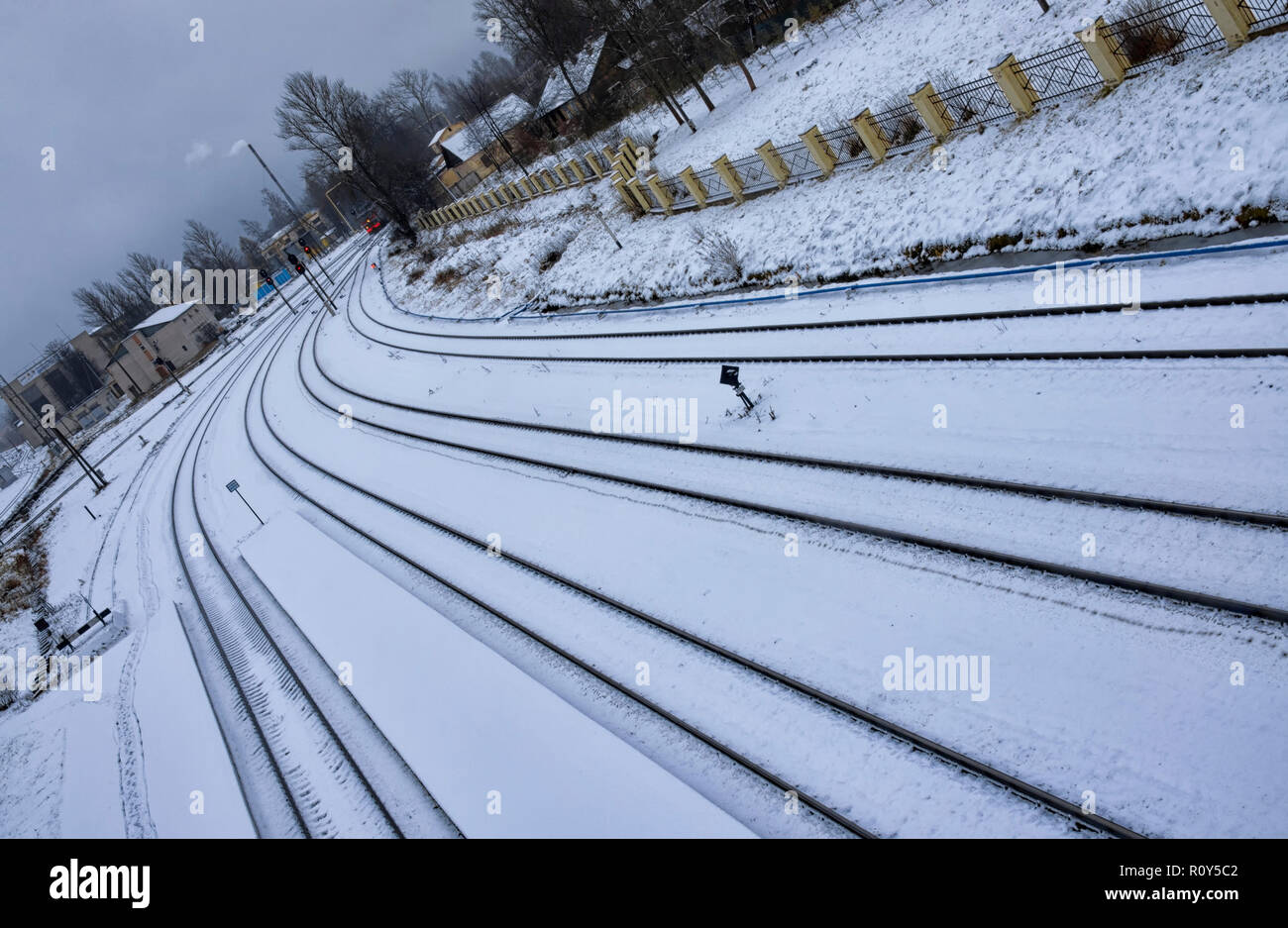 Snow covered railway lines hi-res stock photography and images - Alamy